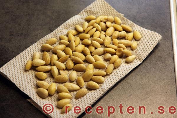 Skållad skalad mandel - Recept