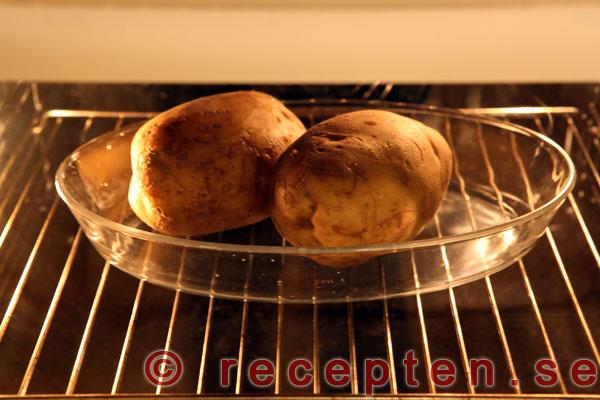 Bakad potatis med räkor och kesoröra - Recept - Recepten.se